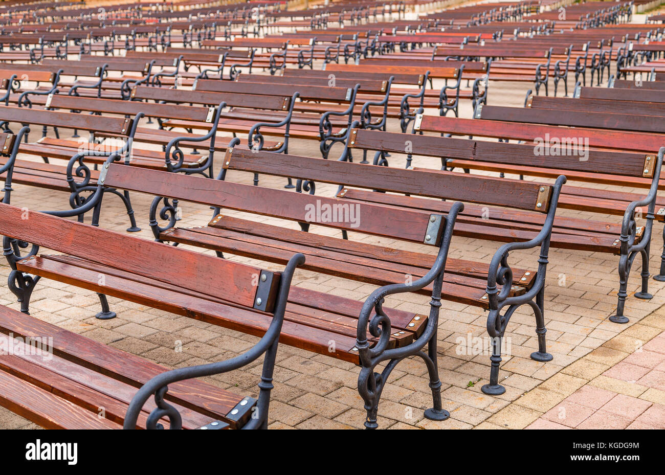 Rows empty benches hi-res stock photography and images - Alamy