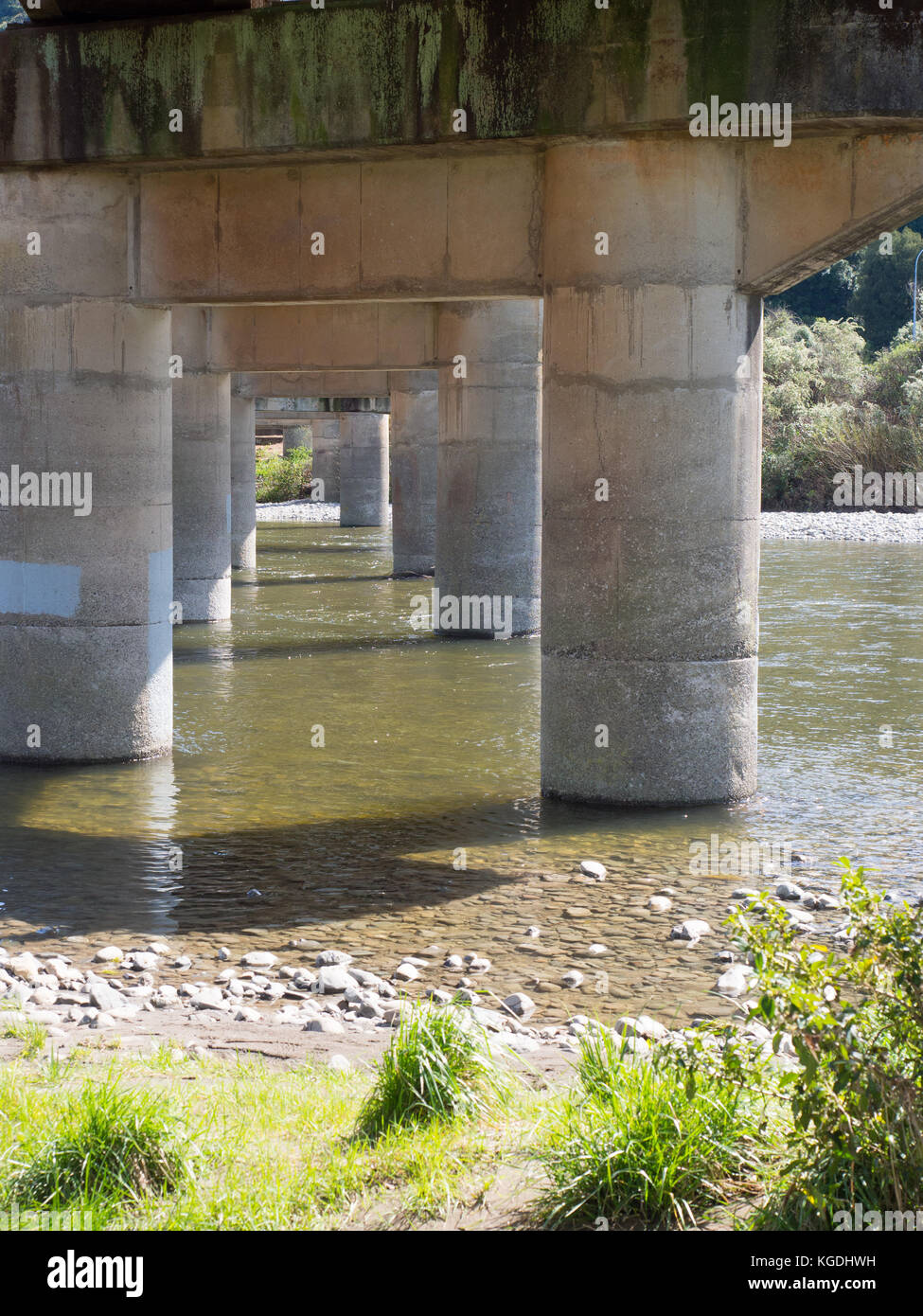 Bridge columns hi-res stock photography and images - Alamy