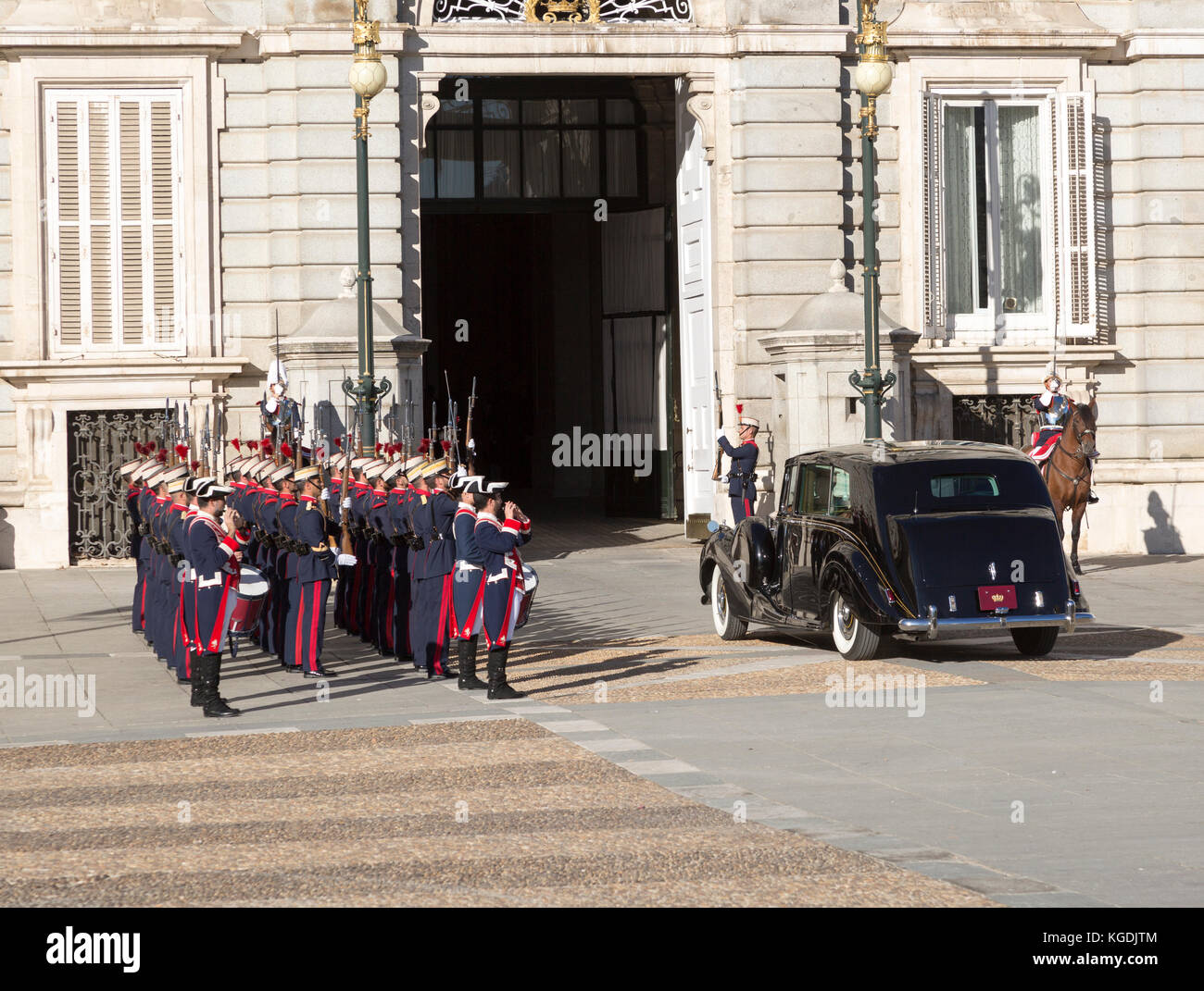 Soldiers in traditional dress uniform greet royal car, Palacio Real ...