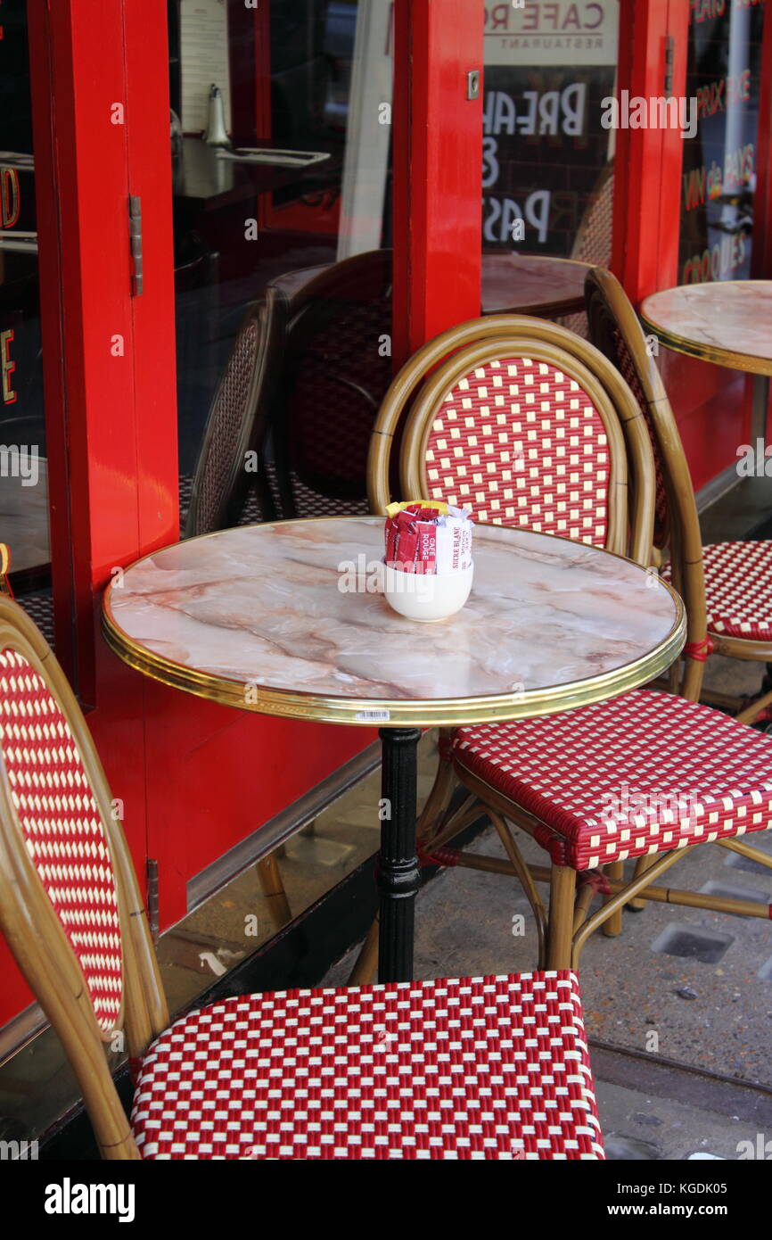 Paris france empty tables hi-res stock photography and images - Alamy