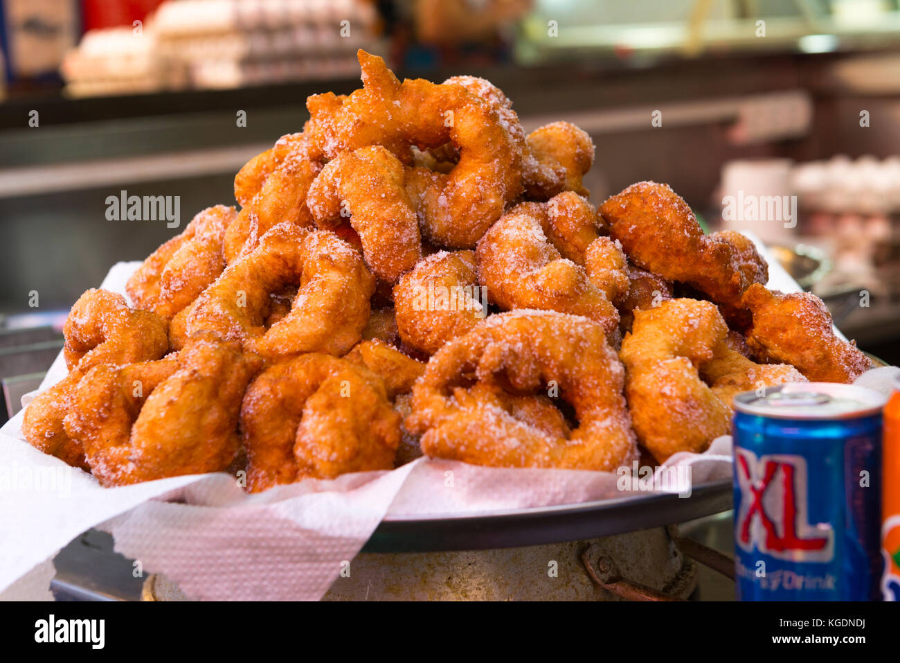 Trays of donuts hi-res stock photography and images - Alamy