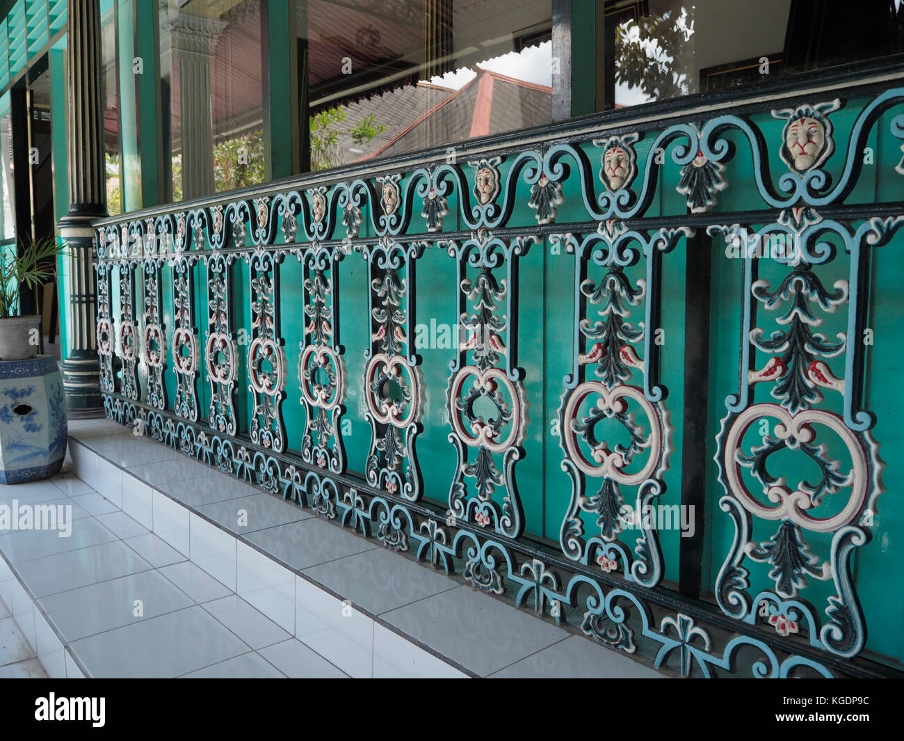 Traditional iron railings hi-res stock photography and images - Alamy