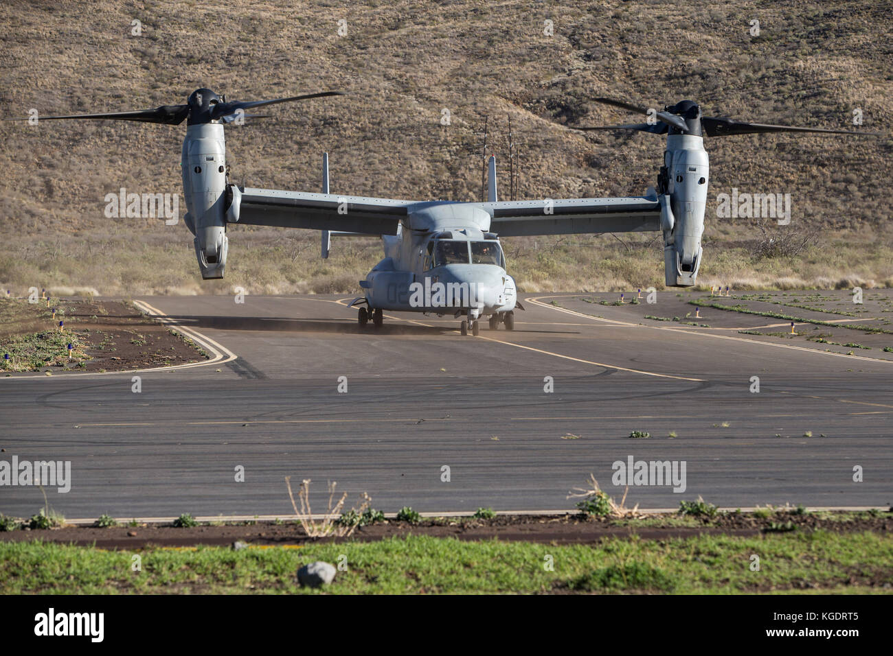 An MV-22 Osprey carrying Col. Michael Styskal lands at Bradshaw Army ...
