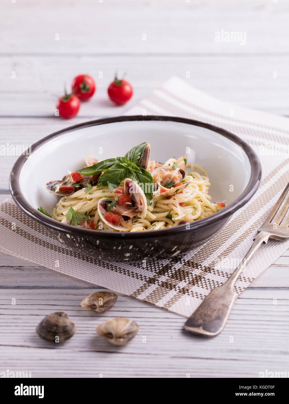 spaghetti vongole, spaghetti with clams and chilli Stock Photo - Alamy