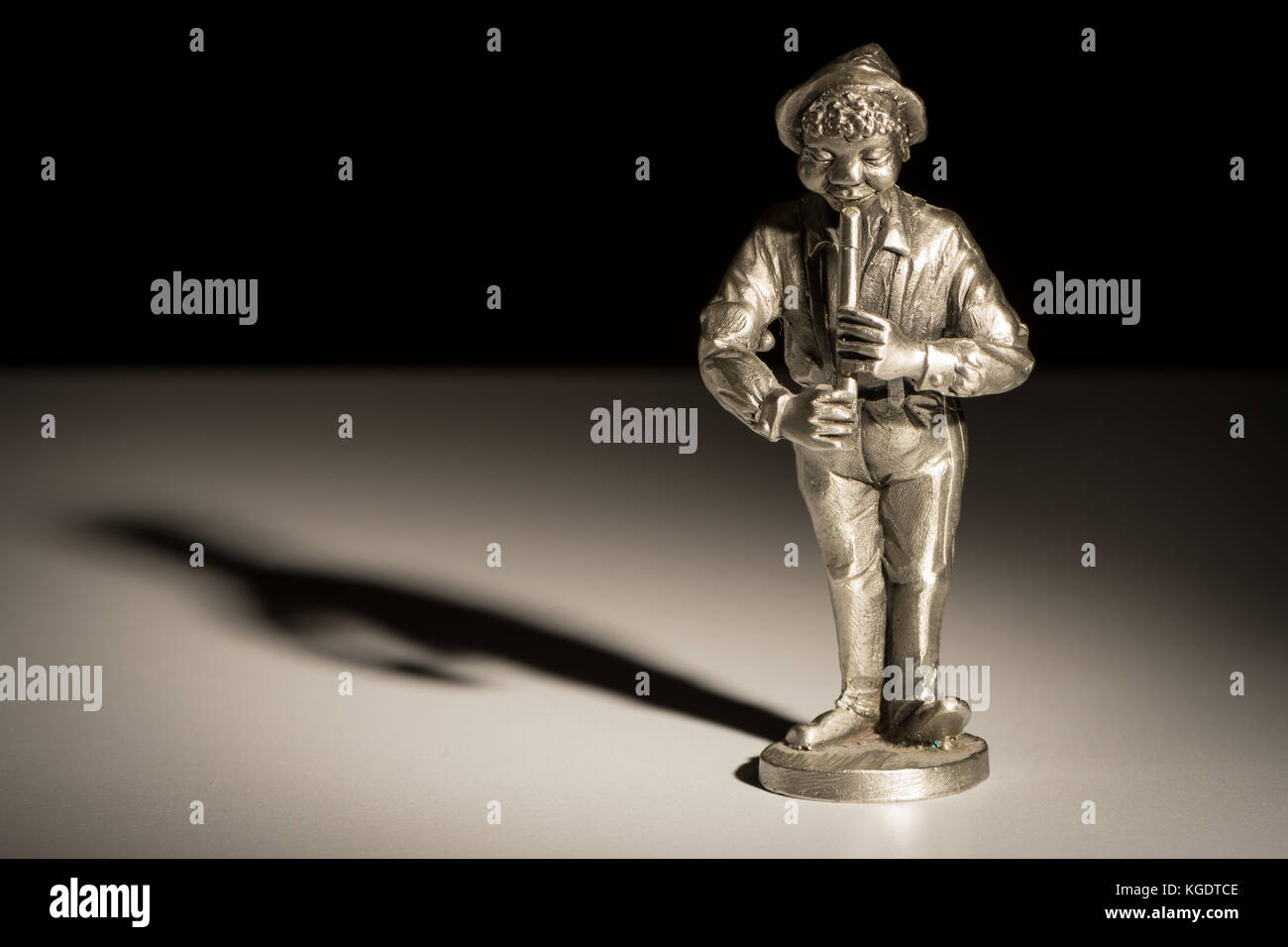 Statue flute player hi-res stock photography and images - Alamy