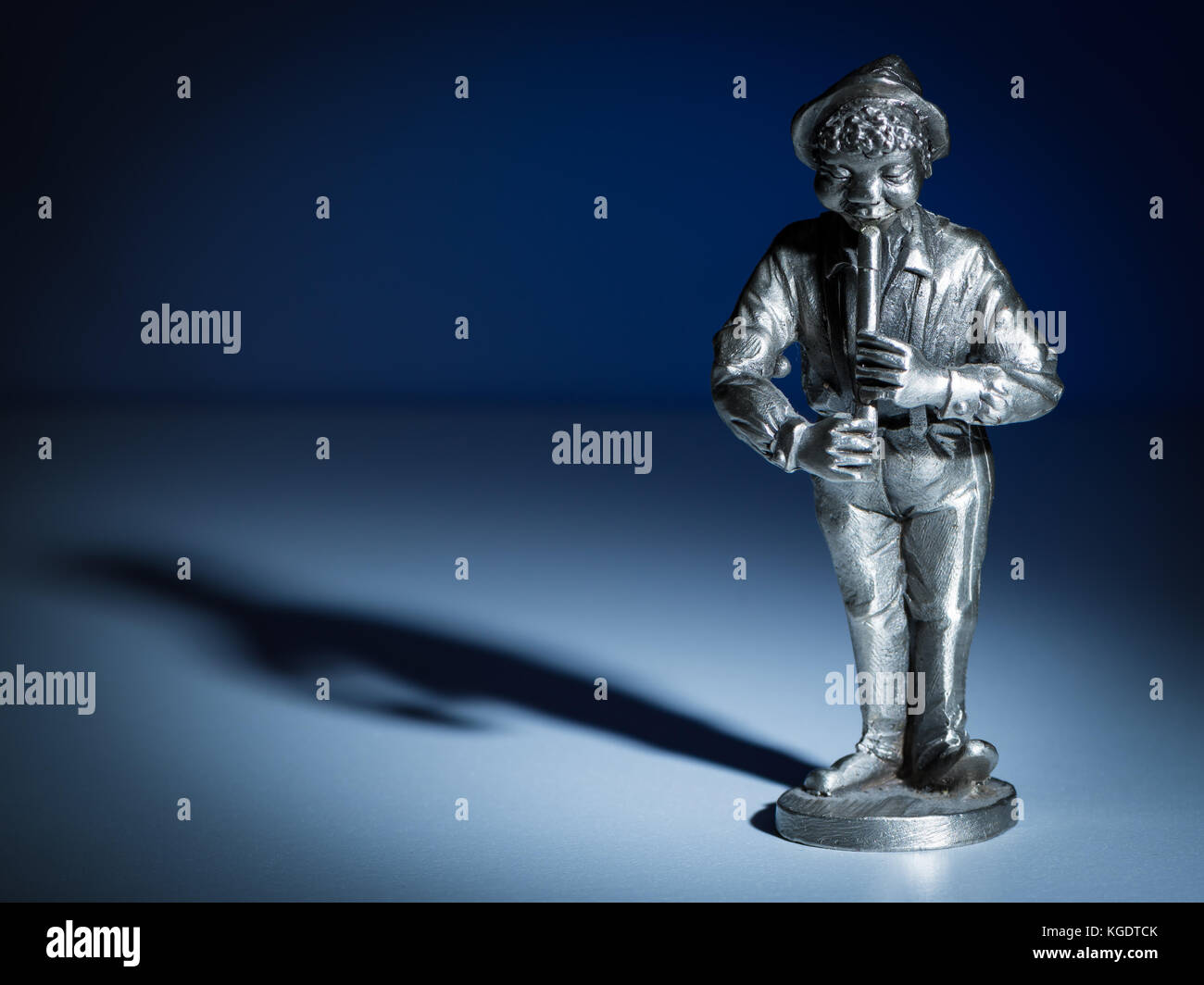 Statue flute player hi-res stock photography and images - Alamy
