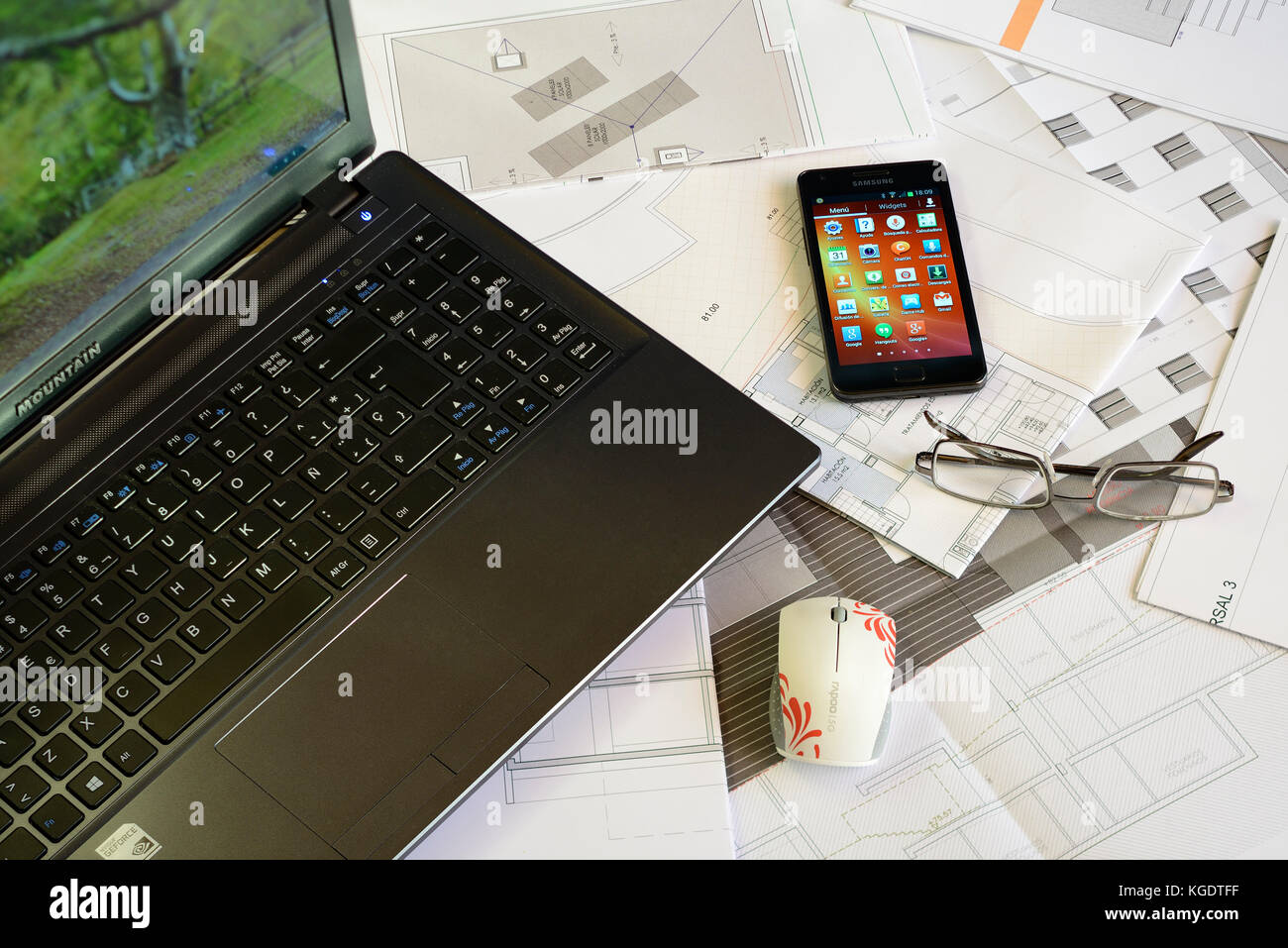 Smartphone laptop hi-res stock photography and images - Alamy