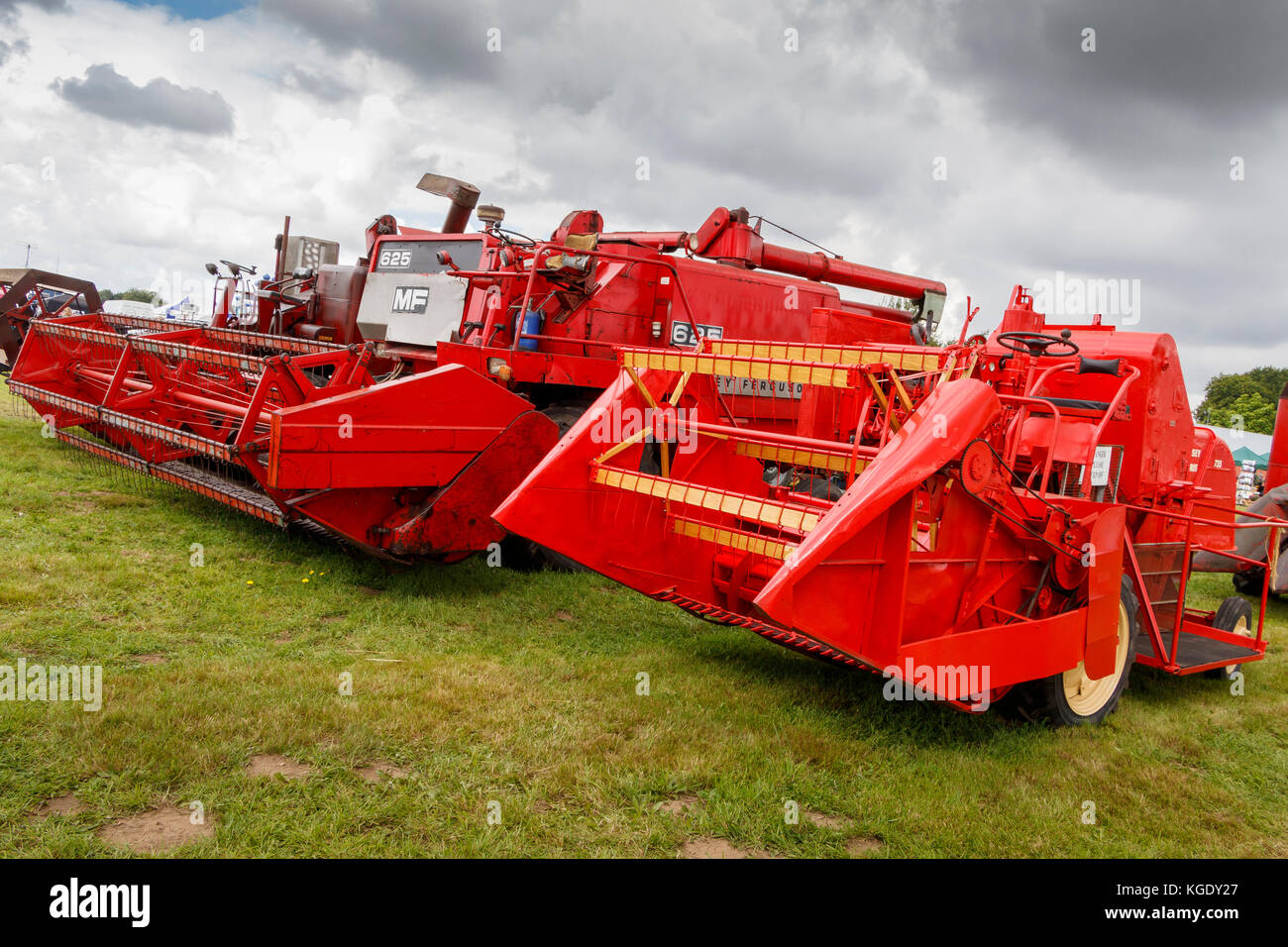 Massey ferguson combine hi-res stock photography and images - Alamy