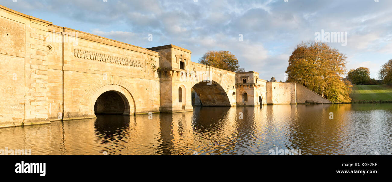 Sir John Vanbrughs Grand Bridge in the grounds of Blenheim Palace in ...