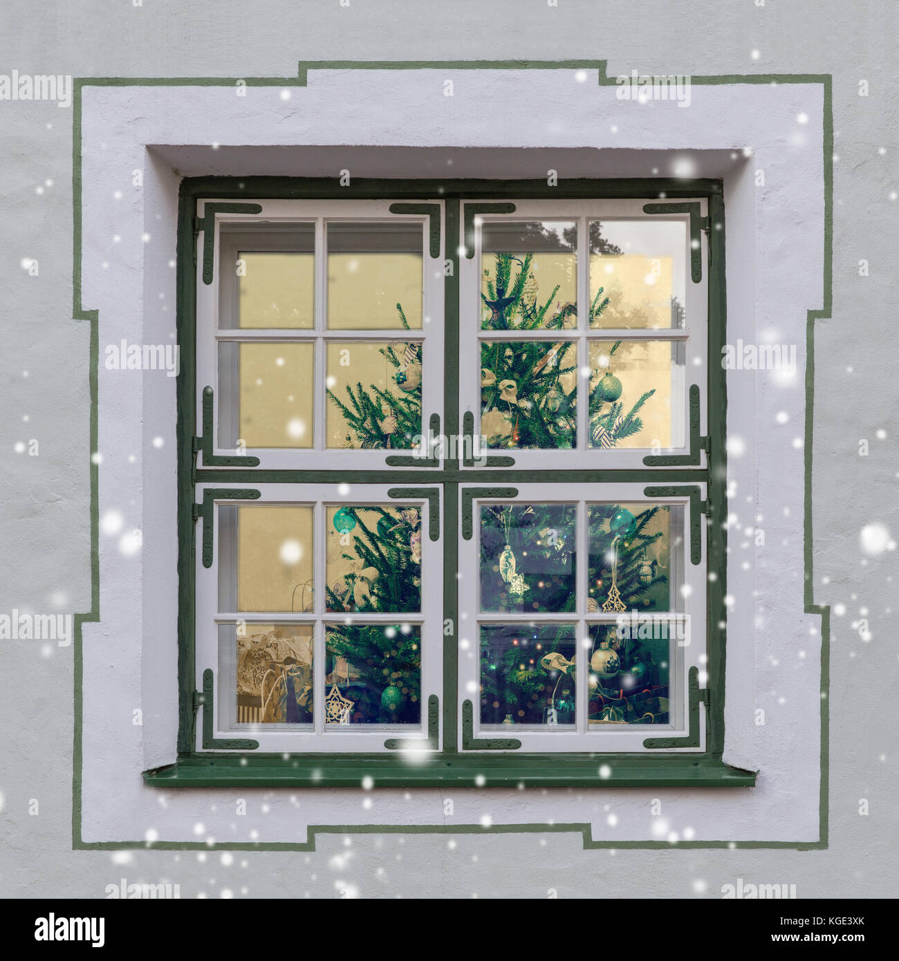Christmas window view outside house hi-res stock photography and images ...