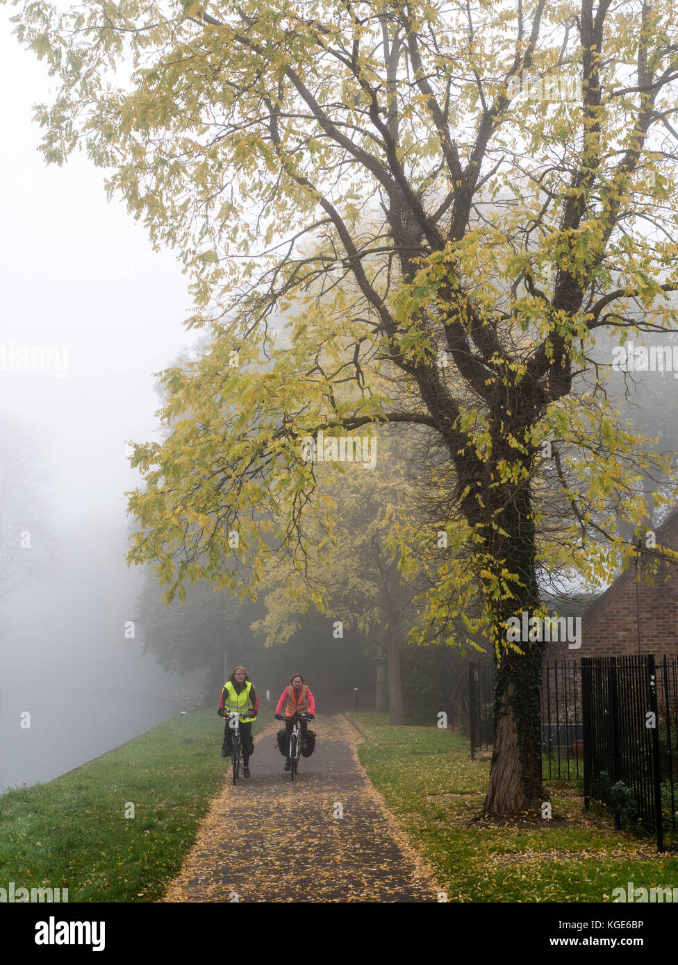 Cycling river thames hi-res stock photography and images - Alamy