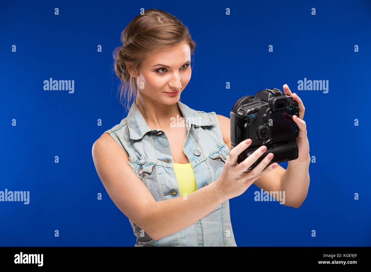 young girl with camera in hand Stock Photo - Alamy