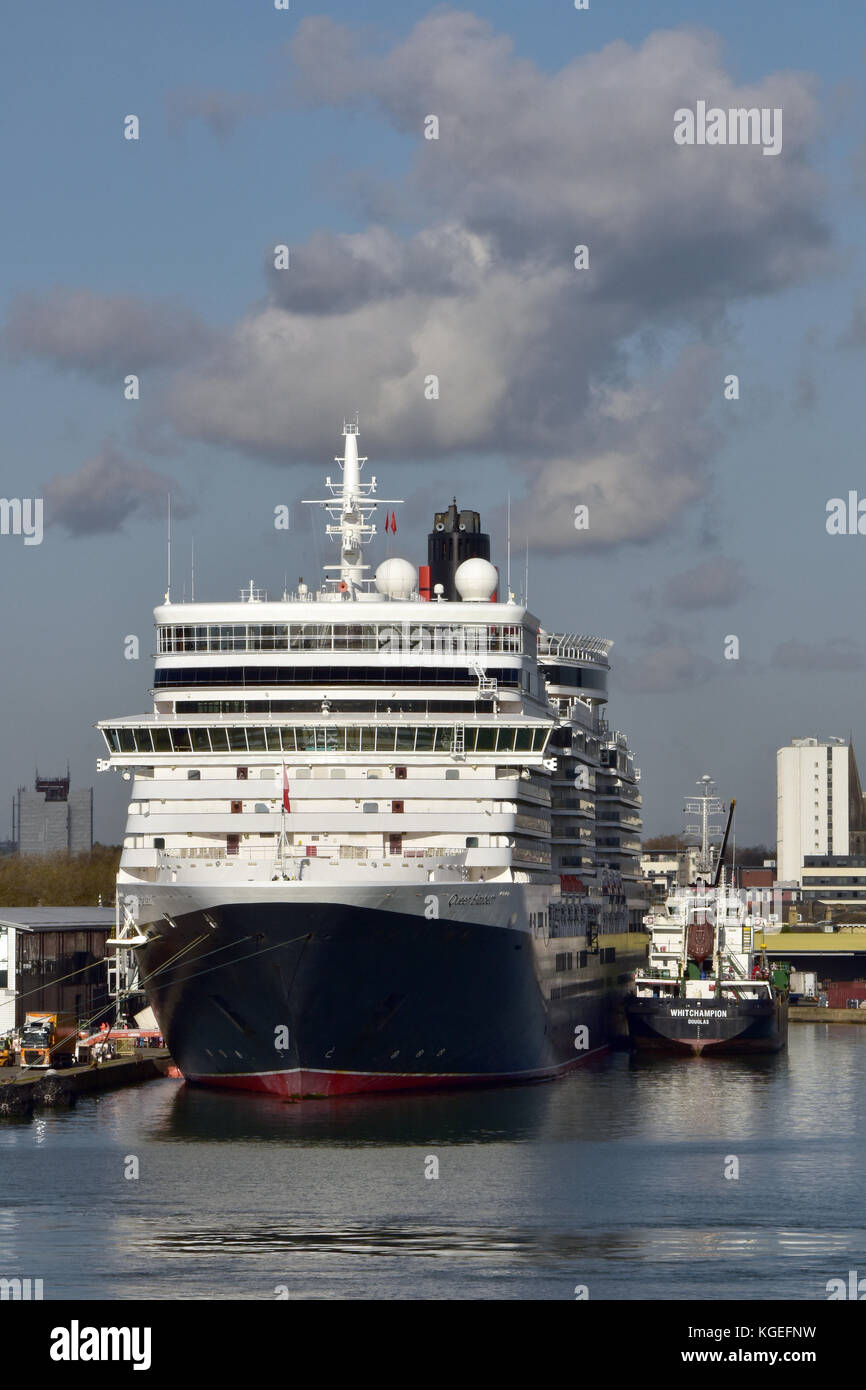 the cunard cruise liner queen Elizabeth in Southampton docks port of ...