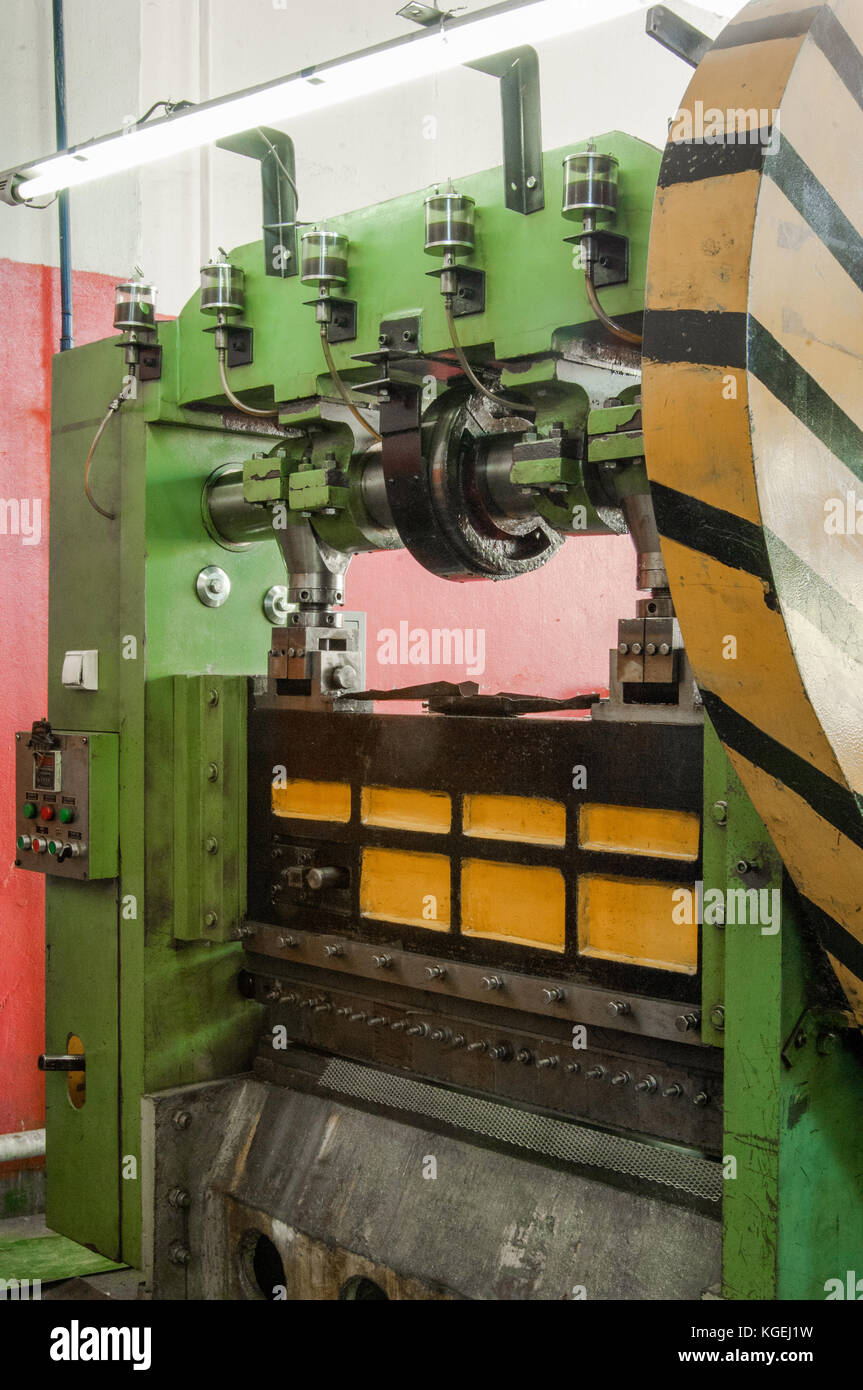 press machine for manufacturing metal mesh for automotive filters ...