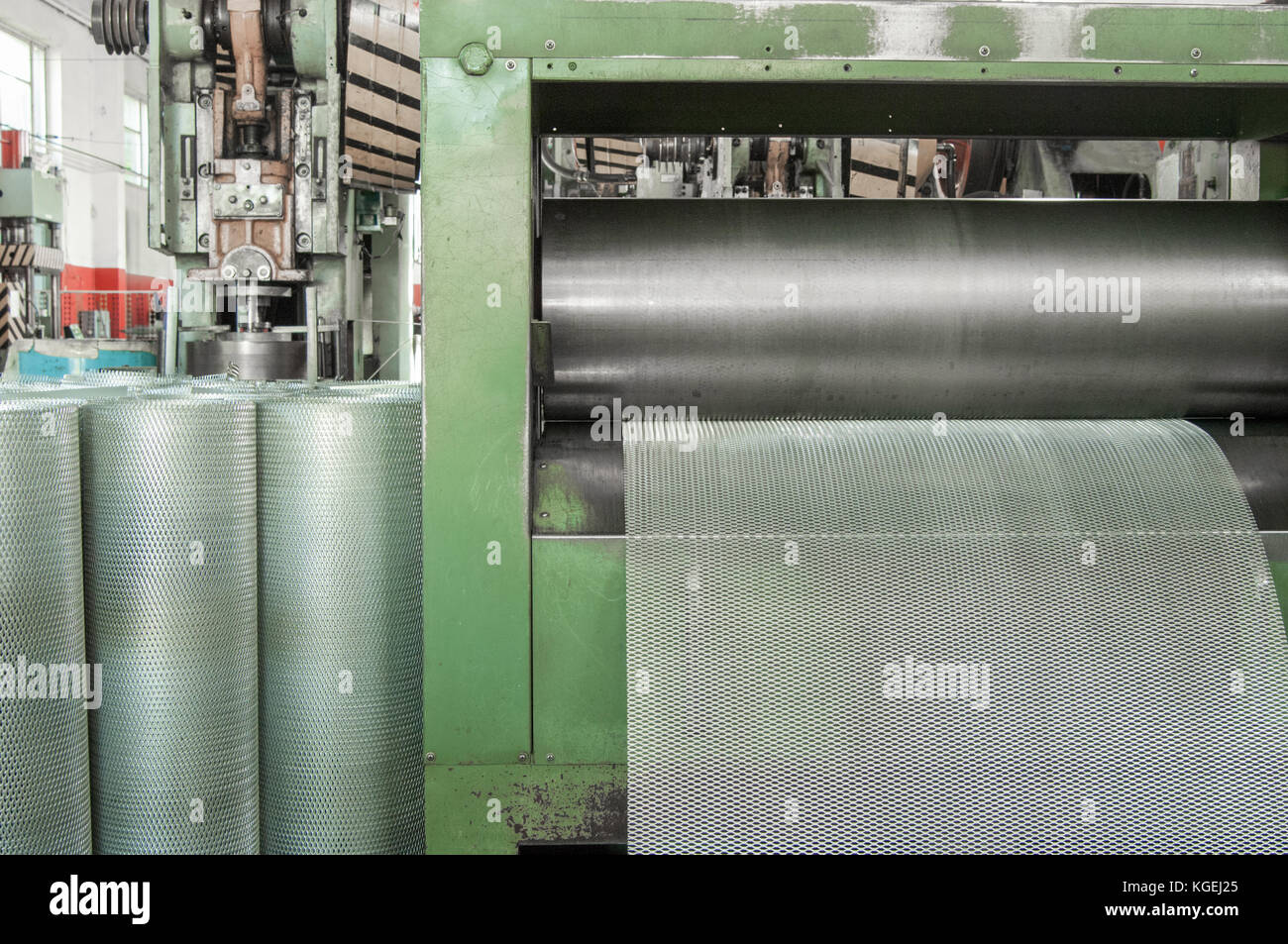 machine for producing metal mesh. machine for twisting a metal mesh in ...