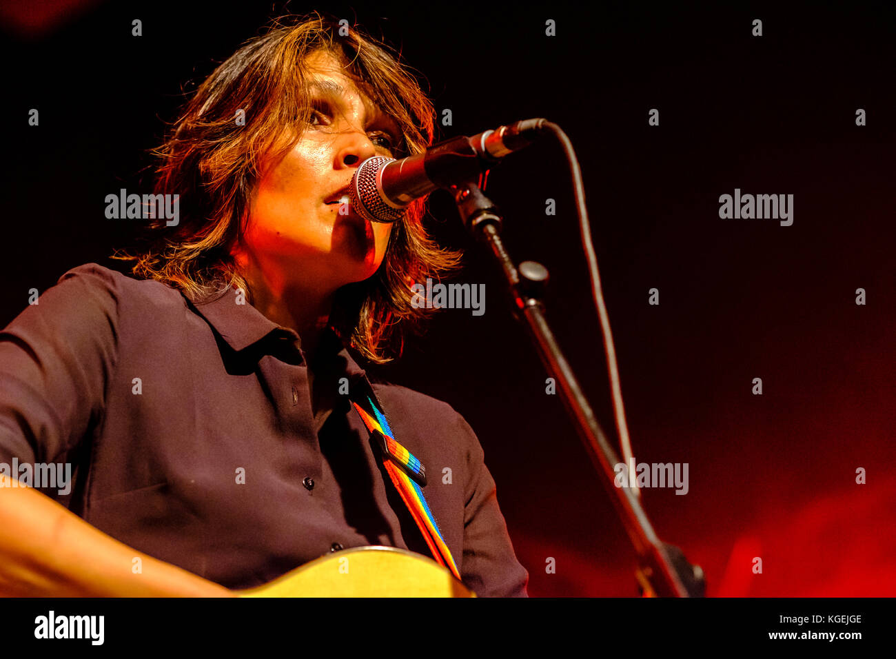 Woman on stage with a mic hi-res stock photography and images - Alamy