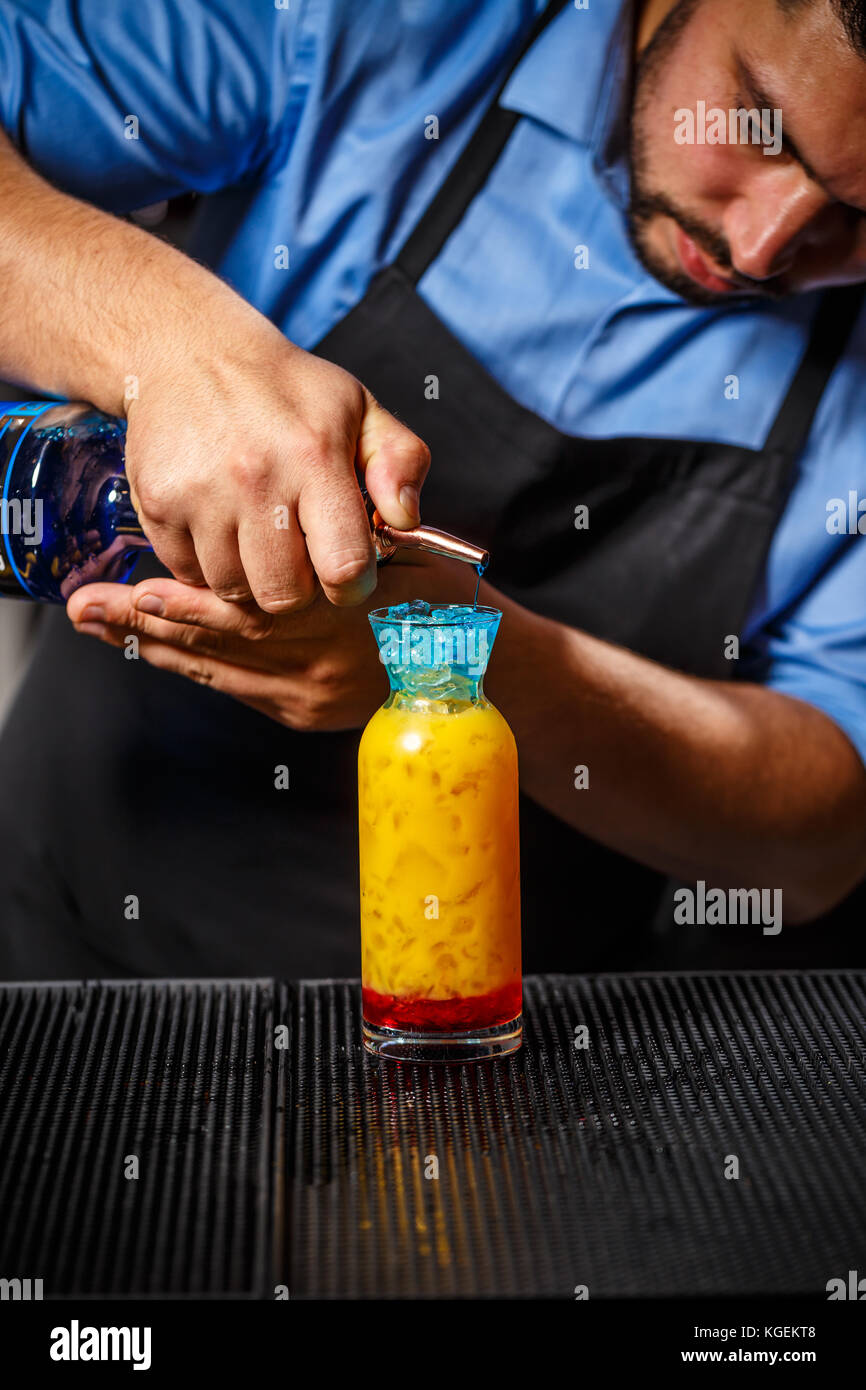Cocktail making cocktails hi-res stock photography and images - Alamy