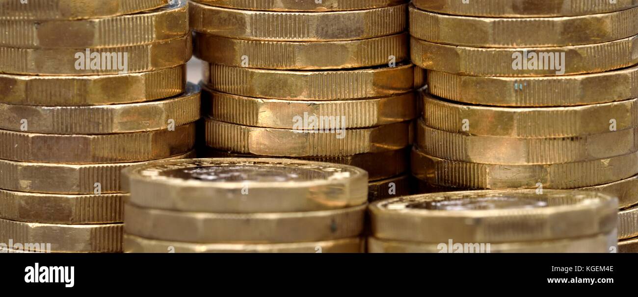 New pound coins side view hi-res stock photography and images - Alamy