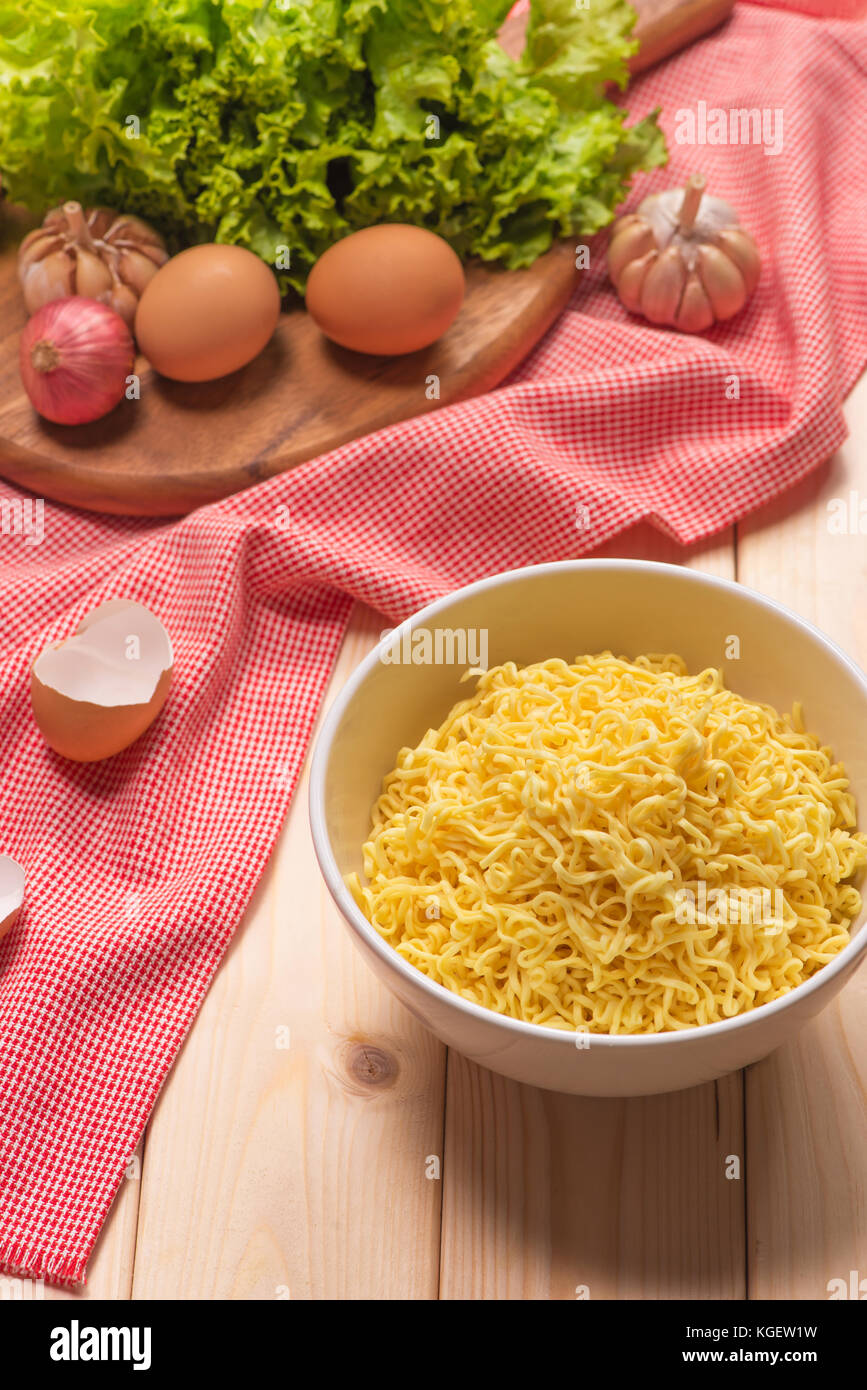 instant noodles in bowl with vegetable Stock Photo - Alamy