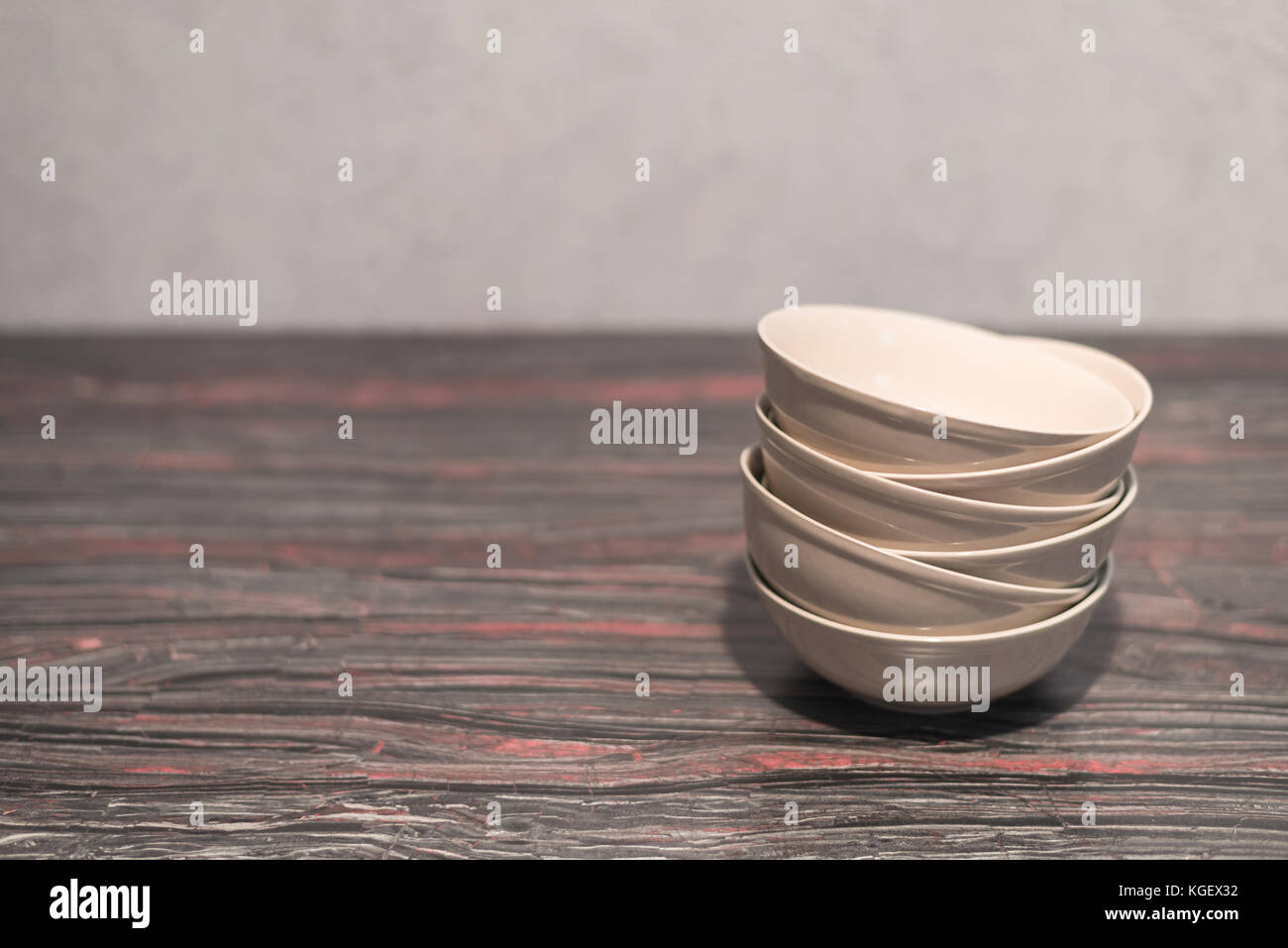 White deep dish on a dark background Stock Photo - Alamy