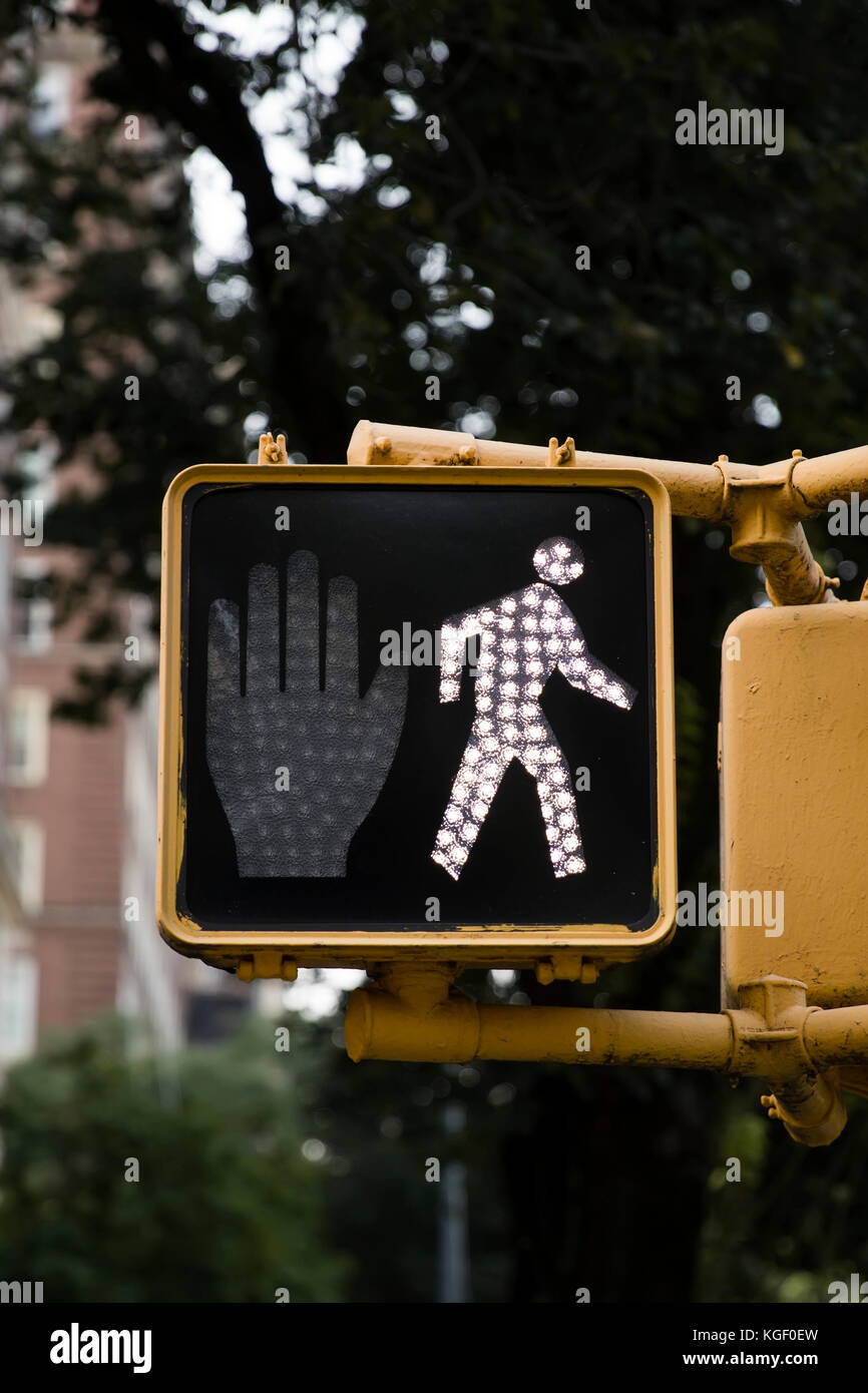 Pedestrian crosswalk signal nyc hi-res stock photography and images - Alamy