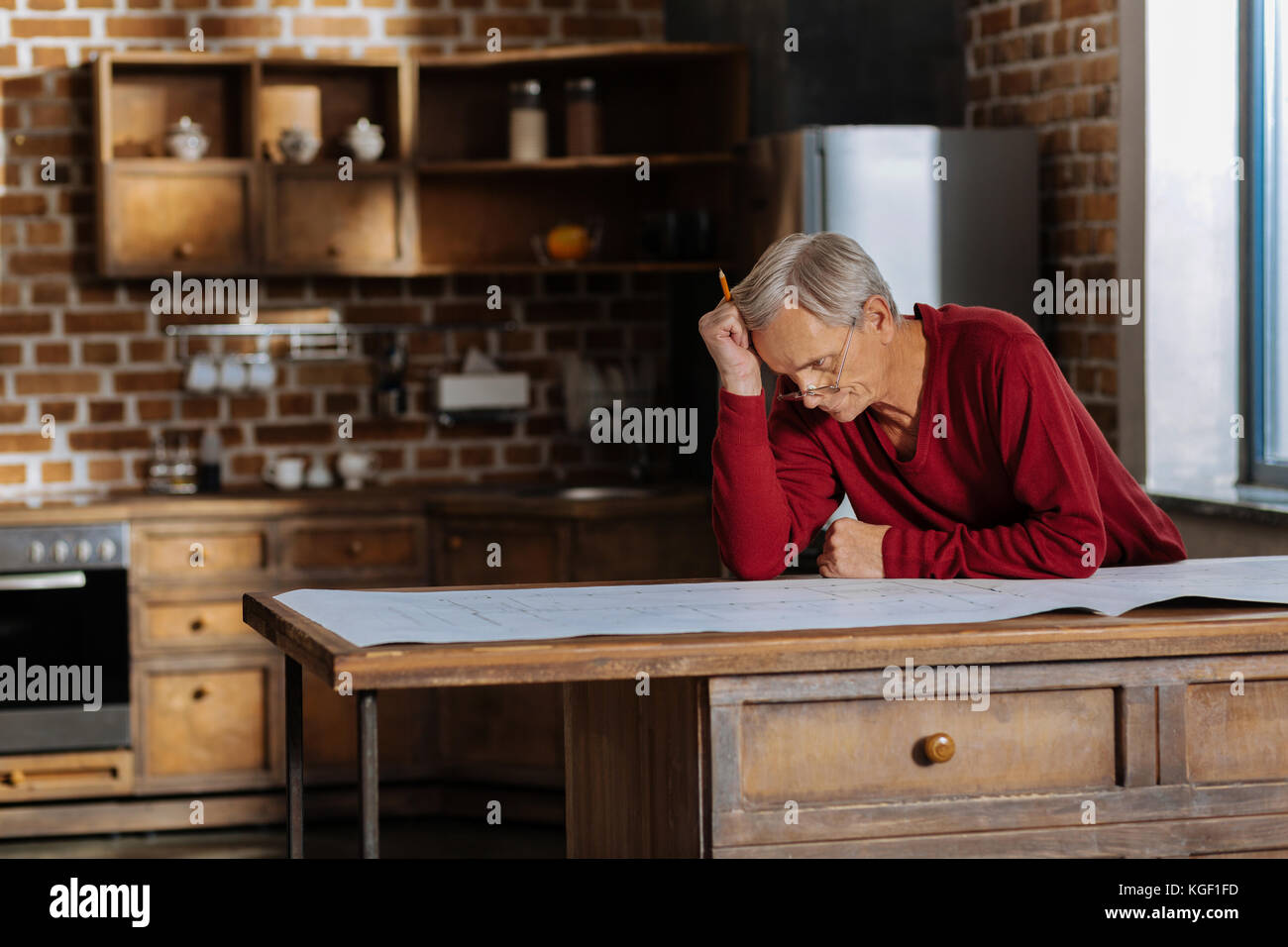 Serious smart man holding a pencil Stock Photo - Alamy