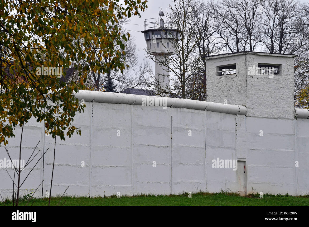 Moedlareuth, Germany. 23rd Oct, 2017. The former border between East ...