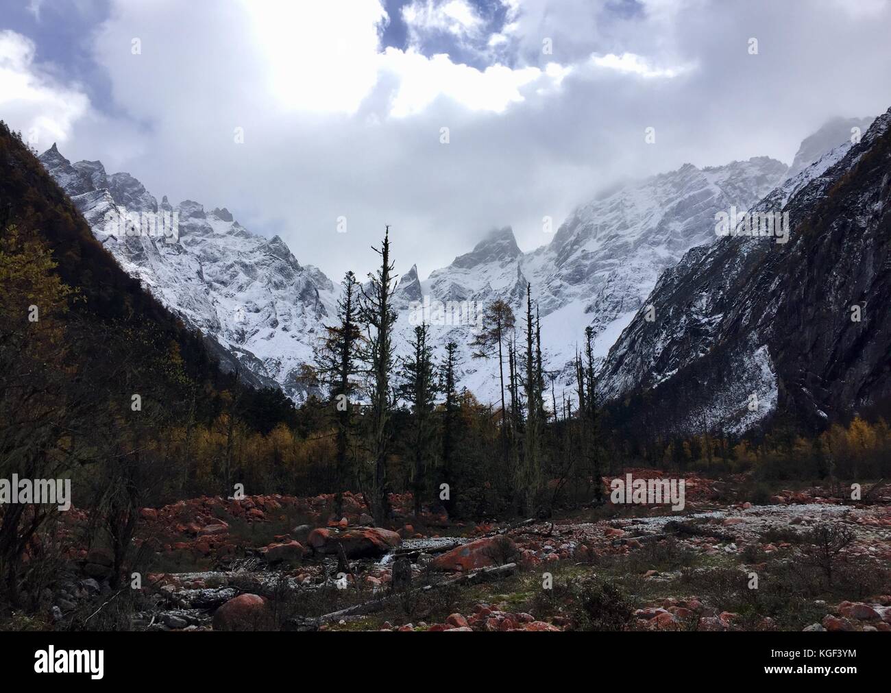 Aba, China. 5th Nov, 2017.(EDITORIAL USE ONLY. CHINA OUT) .The Fuyun ...