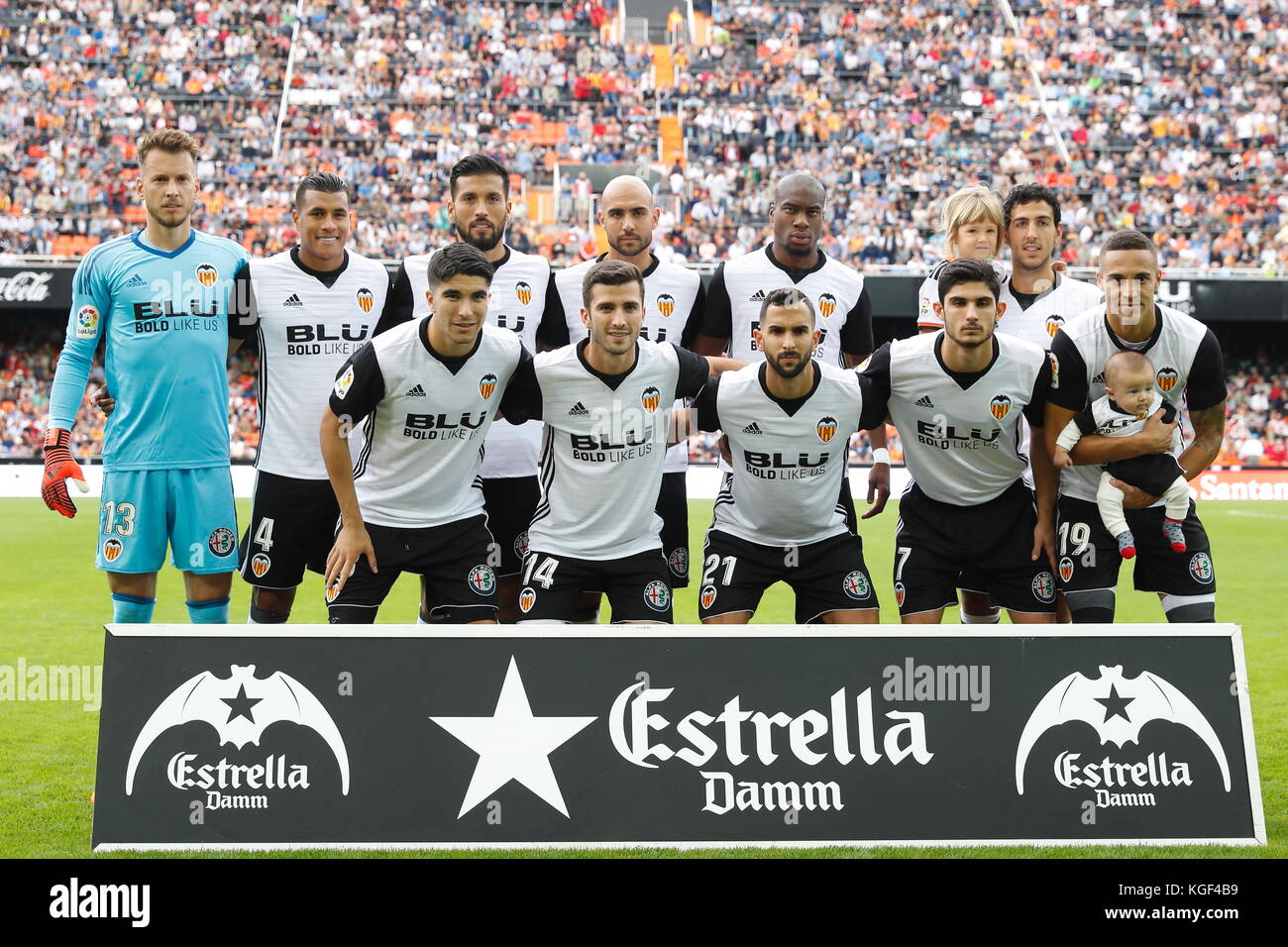 Valencia, Spain. 4th Nov, 2017. Valencia team group line-up (Valencia) Football/Soccer : Spanish ...