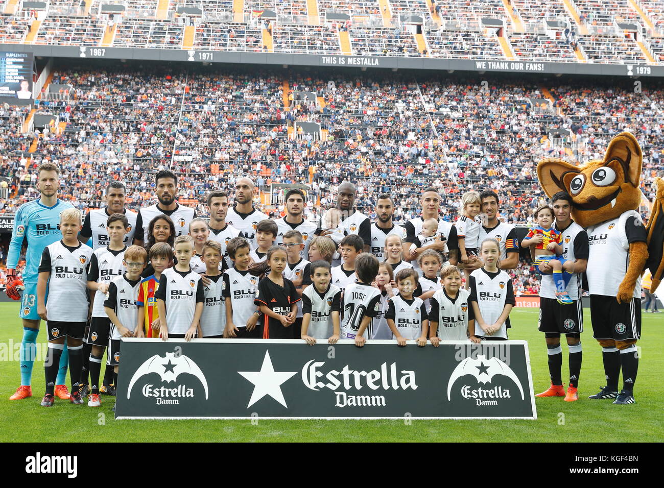 Valencia team group line-up and kids fan (Valencia), NOVEMBER 4, 2017 ...