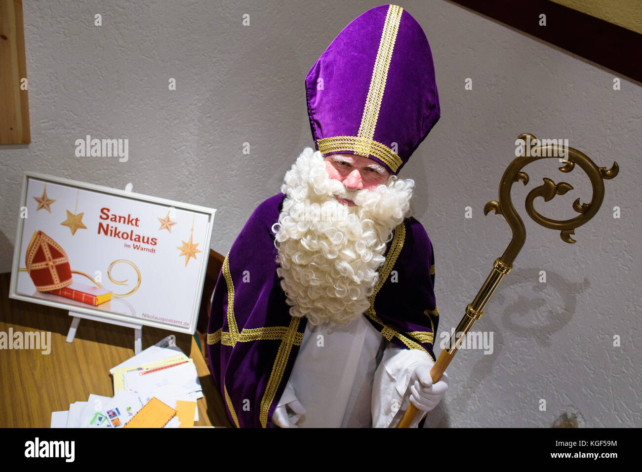 St. Nikolaus, Germany. 06th Nov, 2017. A performer in Nikolaus (Santa ...