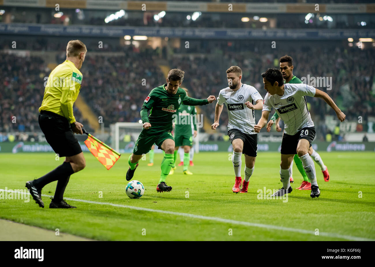 Frankfurt, Germany. 3rd Nov, 2017. Bremen's Fin Bartels and Frankfurt's ...