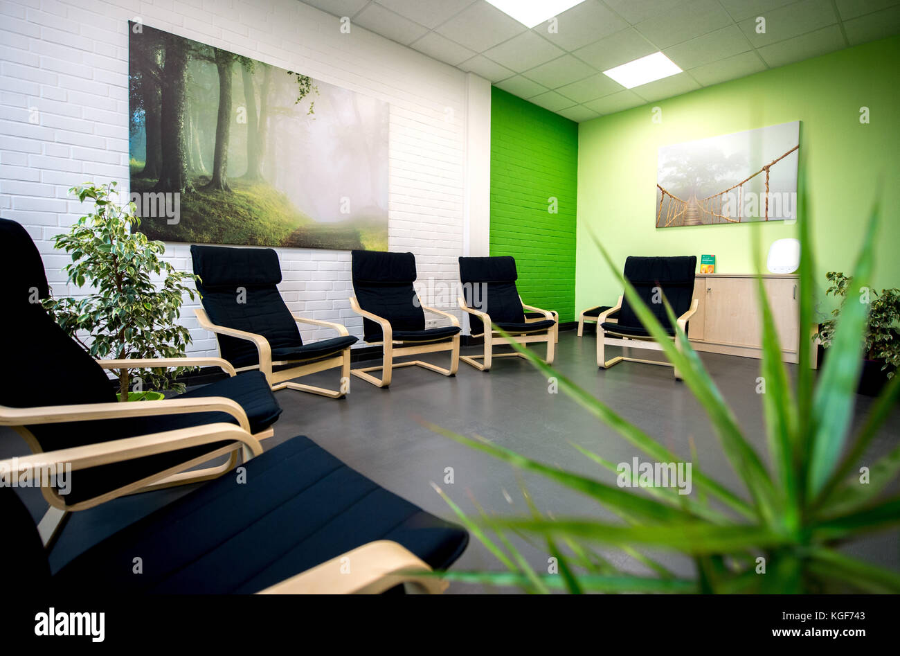 Hameln, Germany. 07th Nov, 2017. Several seats in a group therapy room ...