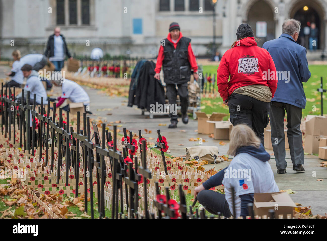 Westminster Abbey, London, UK. 7th Nov, 2017. A team poppy factory ...