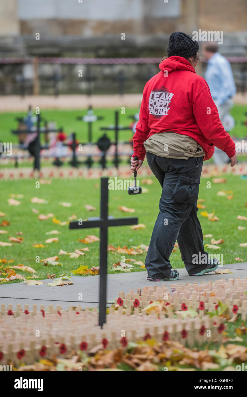 Westminster Abbey, London, UK. 7th Nov, 2017. A team poppy factory ...