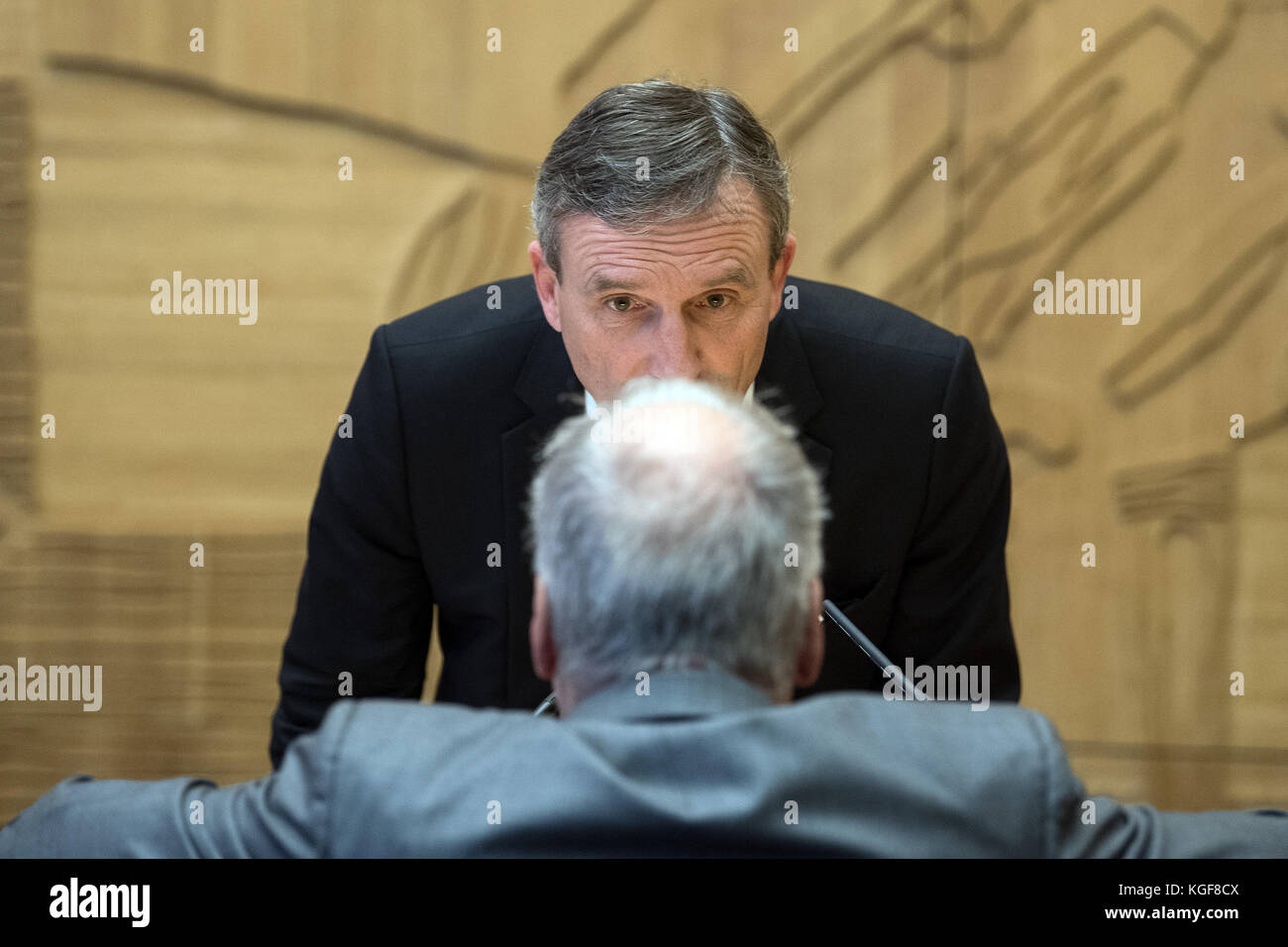 Duesseldorf's Mayor Thomas Geisel (SPD, back) speaks to SPD ...