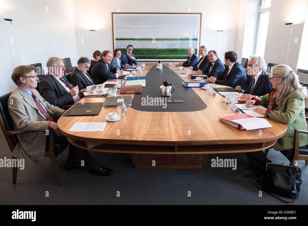 Duesseldorf, Germany. 7th Nov, 2017. The ministers of the state gather ...