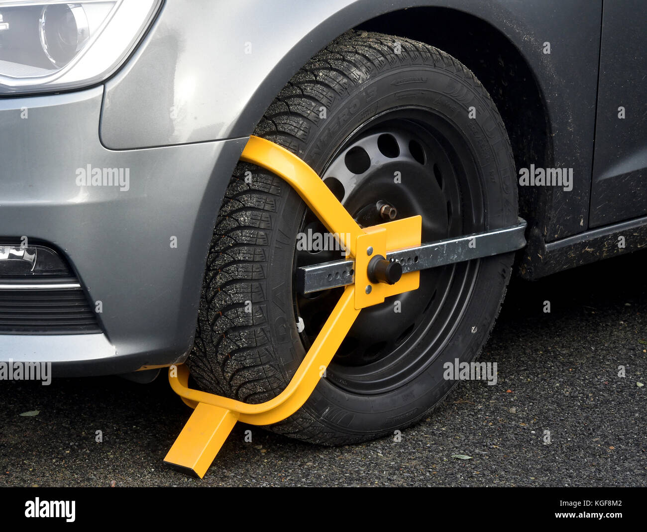 A car with a wheel clamp can be seen at a parking lot in Frankfurt/Oder ...