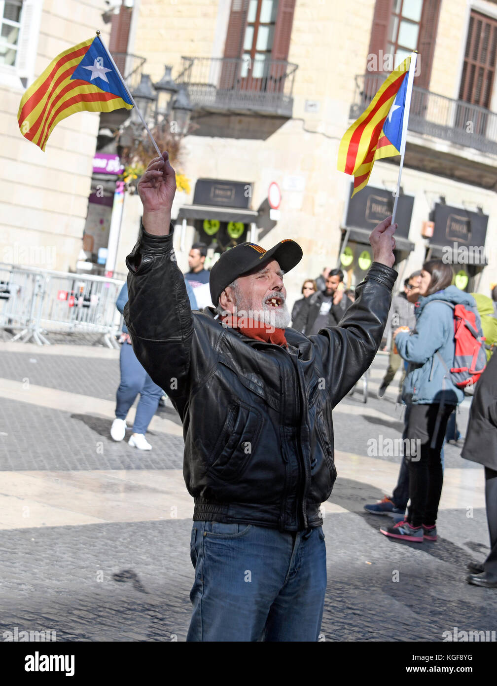 Barcelona, Spain. 07th Nov, 2017. An unidentified man waves Catalonian ...