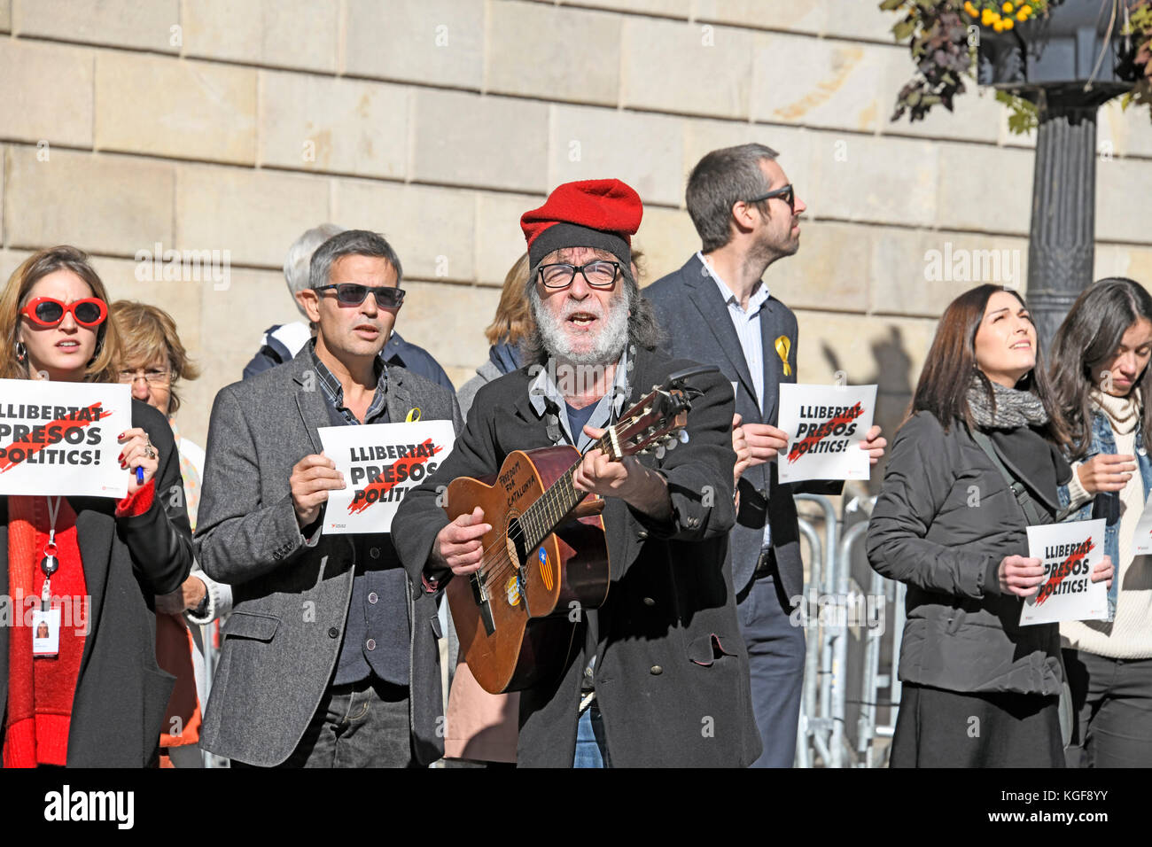 Barcelona, Spain. 07th Nov, 2017. An unidentified man plays a guitar ...