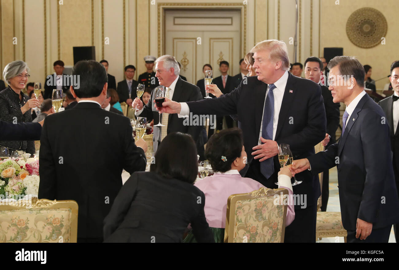 08th Nov, 2017. State dinner toast President Moon Jae-in (R) proposes a ...