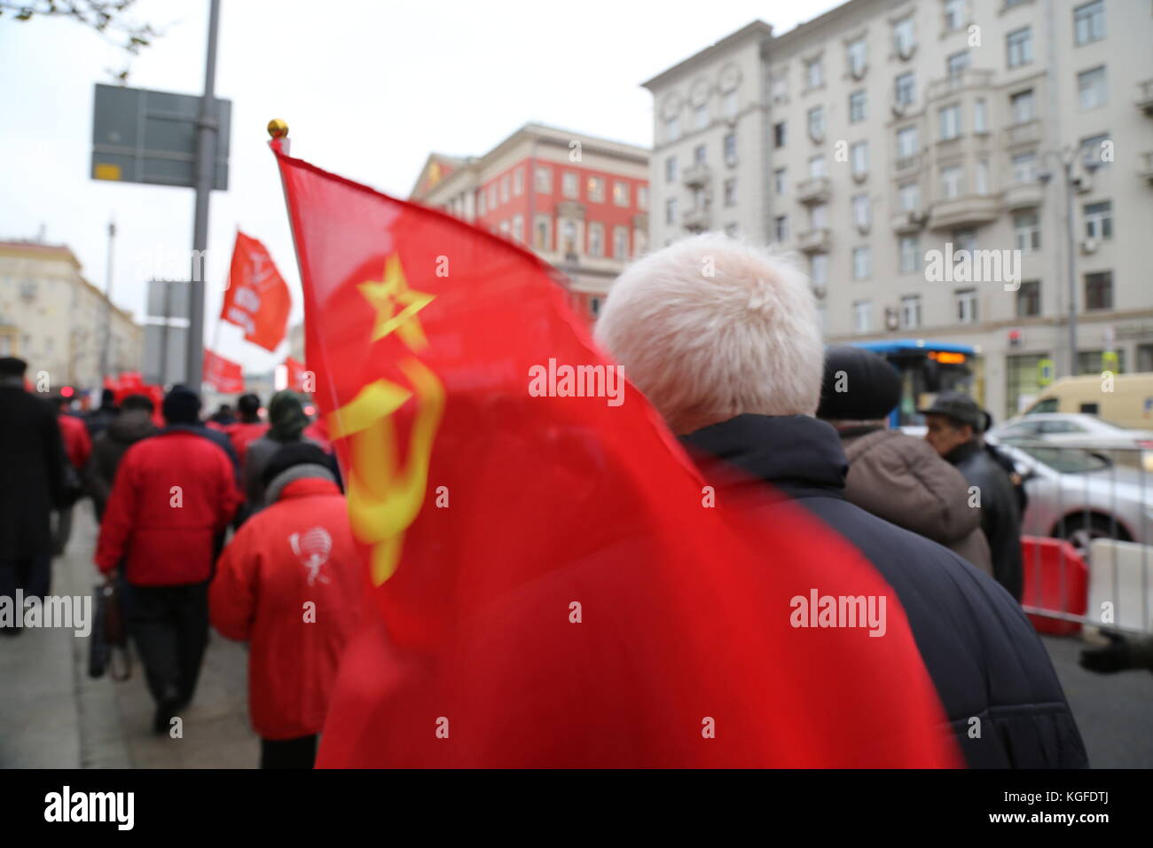 Moscow, Moscow, Russia. 7th Nov, 2017. A soviet union flag is being ...