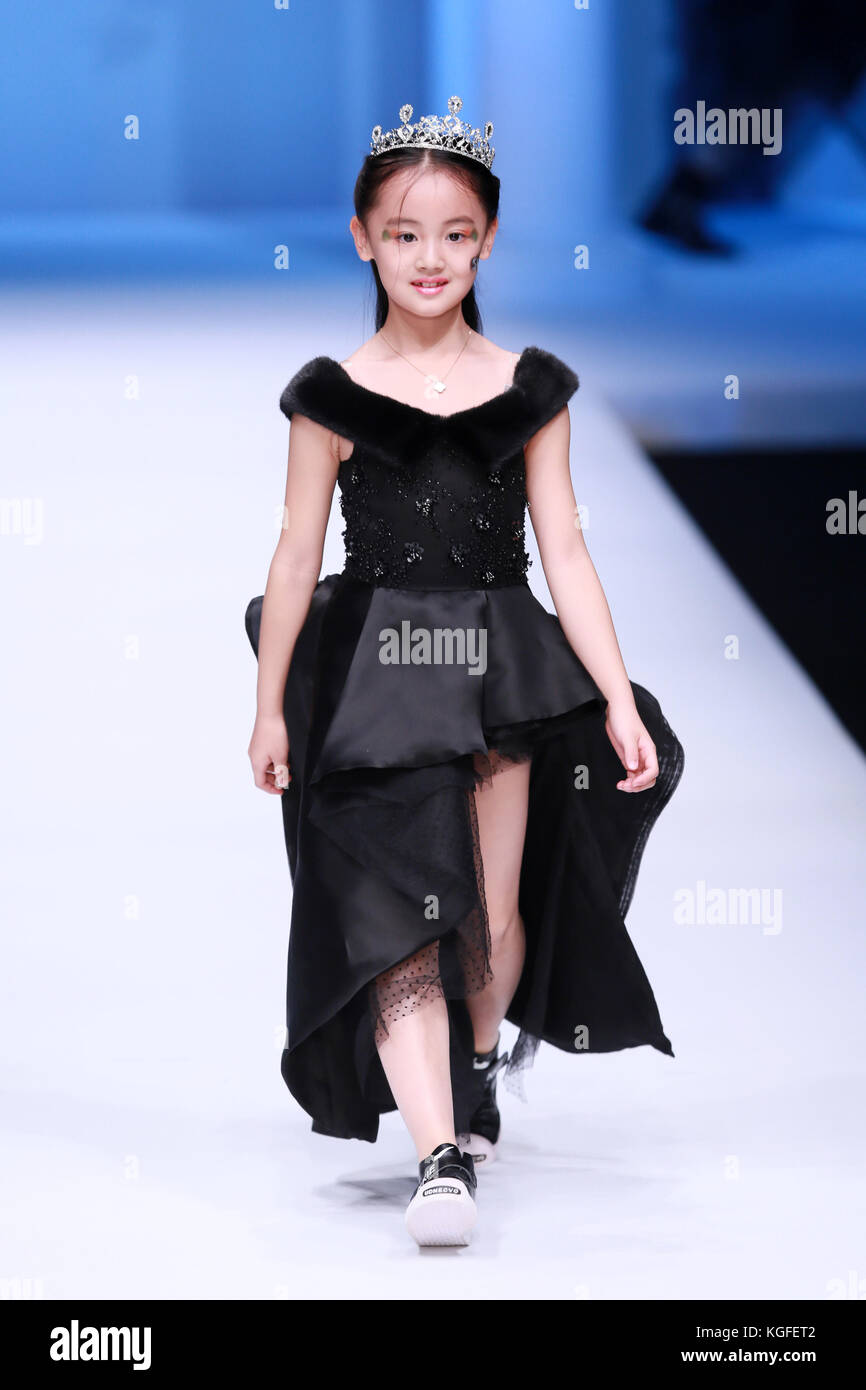 Beijing, China. 7th Nov, 2017.(EDITORIAL USE ONLY. CHINA OUT) .A kid ...