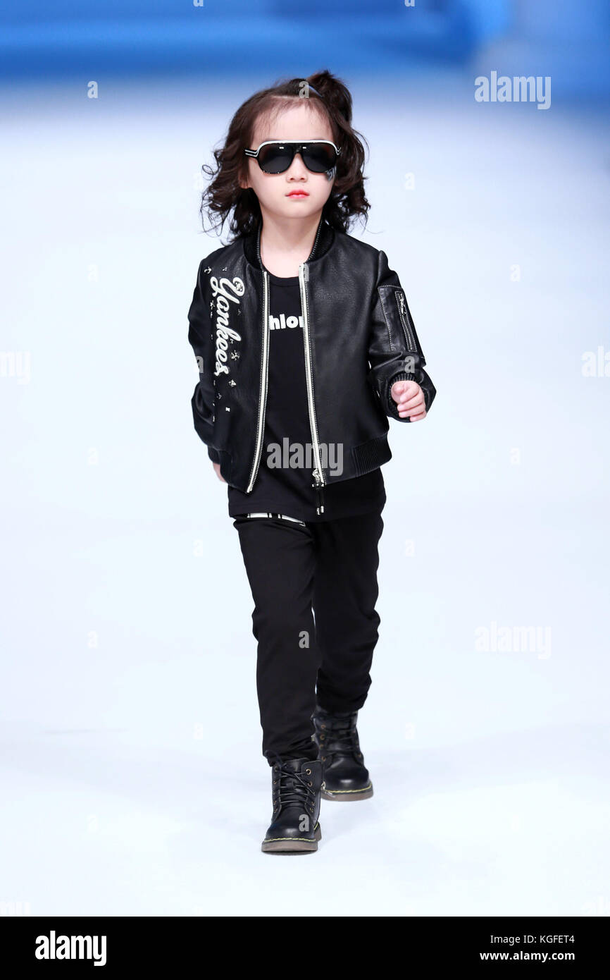 Beijing, China. 7th Nov, 2017.(EDITORIAL USE ONLY. CHINA OUT) .A kid ...