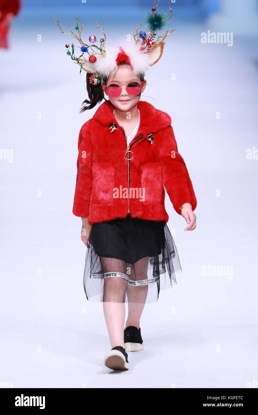 Beijing, China. 7th Nov, 2017.(EDITORIAL USE ONLY. CHINA OUT) .A kid ...