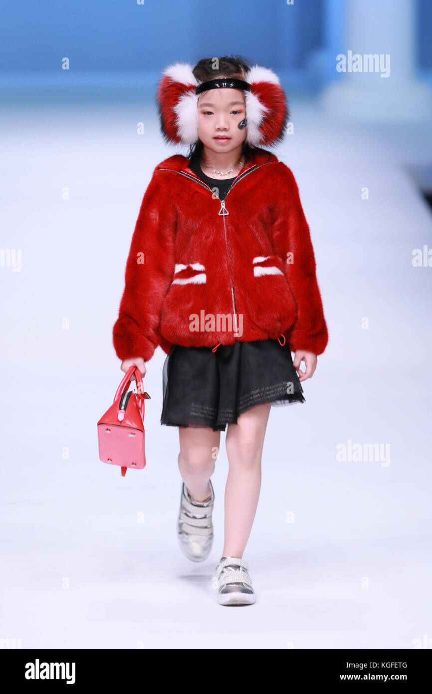 Beijing, China. 7th Nov, 2017.(EDITORIAL USE ONLY. CHINA OUT) .A kid ...