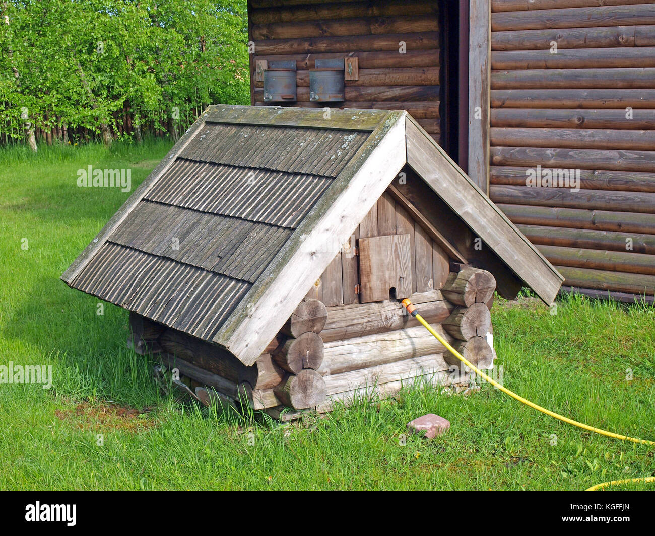 Old wood log well with shingle roof on yard Stock Photo - Alamy