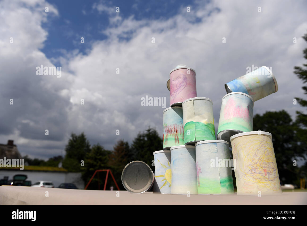 Throwing balls can hi-res stock photography and images - Alamy