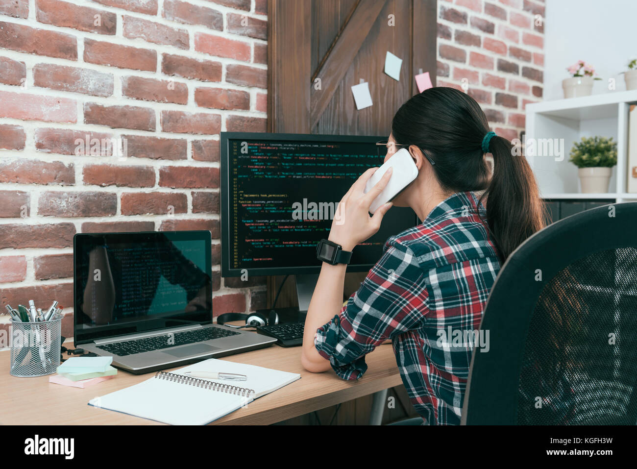 back view photo of pretty attractive female computer software ...