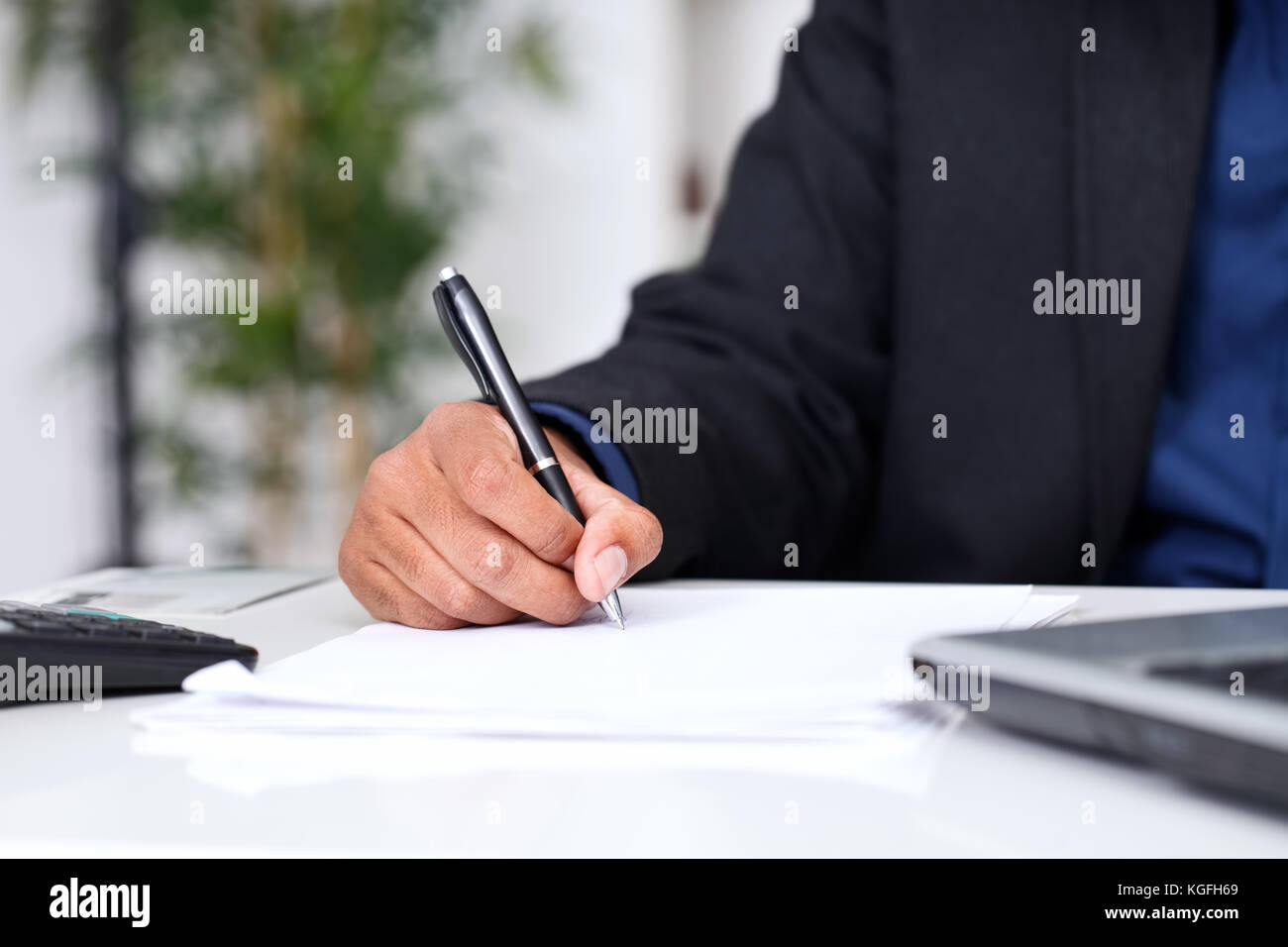 Close-up of a businessman's hands with pen signing document Stock Photo ...